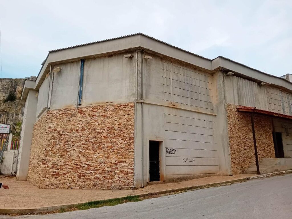 Η ΜΗΤΡΟΠΟΛΗ ΣΙΔΗΡΟΚΑΣΤΡΟΥ «ΒΑΖΕΙ ΠΛΑΤΗ» ΓΙΑ ΤΗΝ ΑΙΘΟΥΣΑ ΜΝΗΜΗΣ ΤΟΥ ...